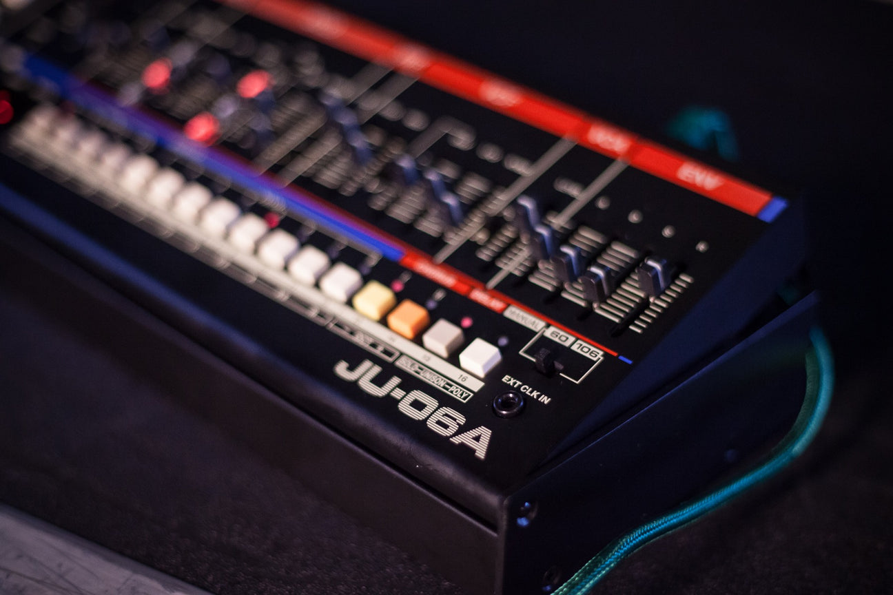 Roland Boutique JU-06A Synthesizer Sound Module with K-25m Keyboard Un ...