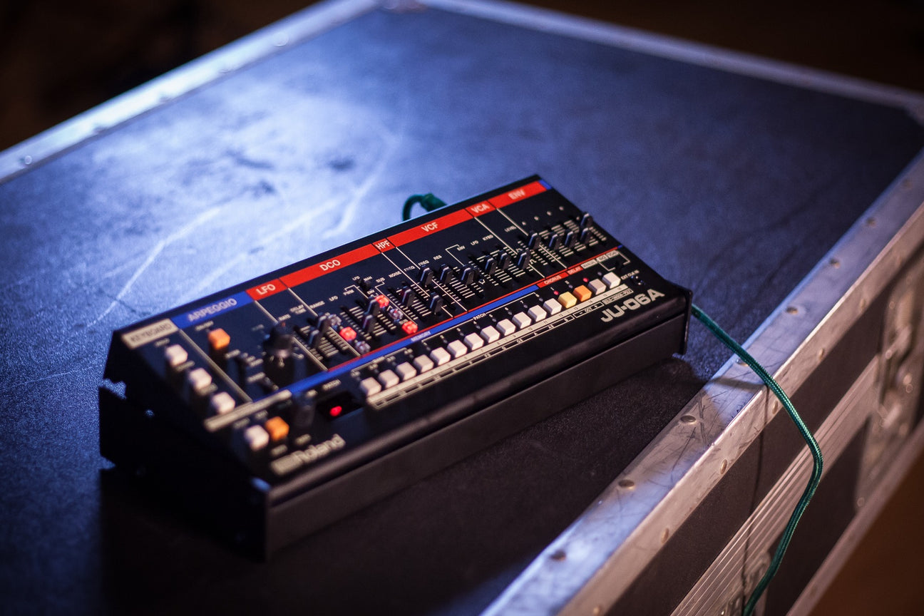 Roland Boutique JU-06A Synthesizer Sound Module with K-25m Keyboard Un ...